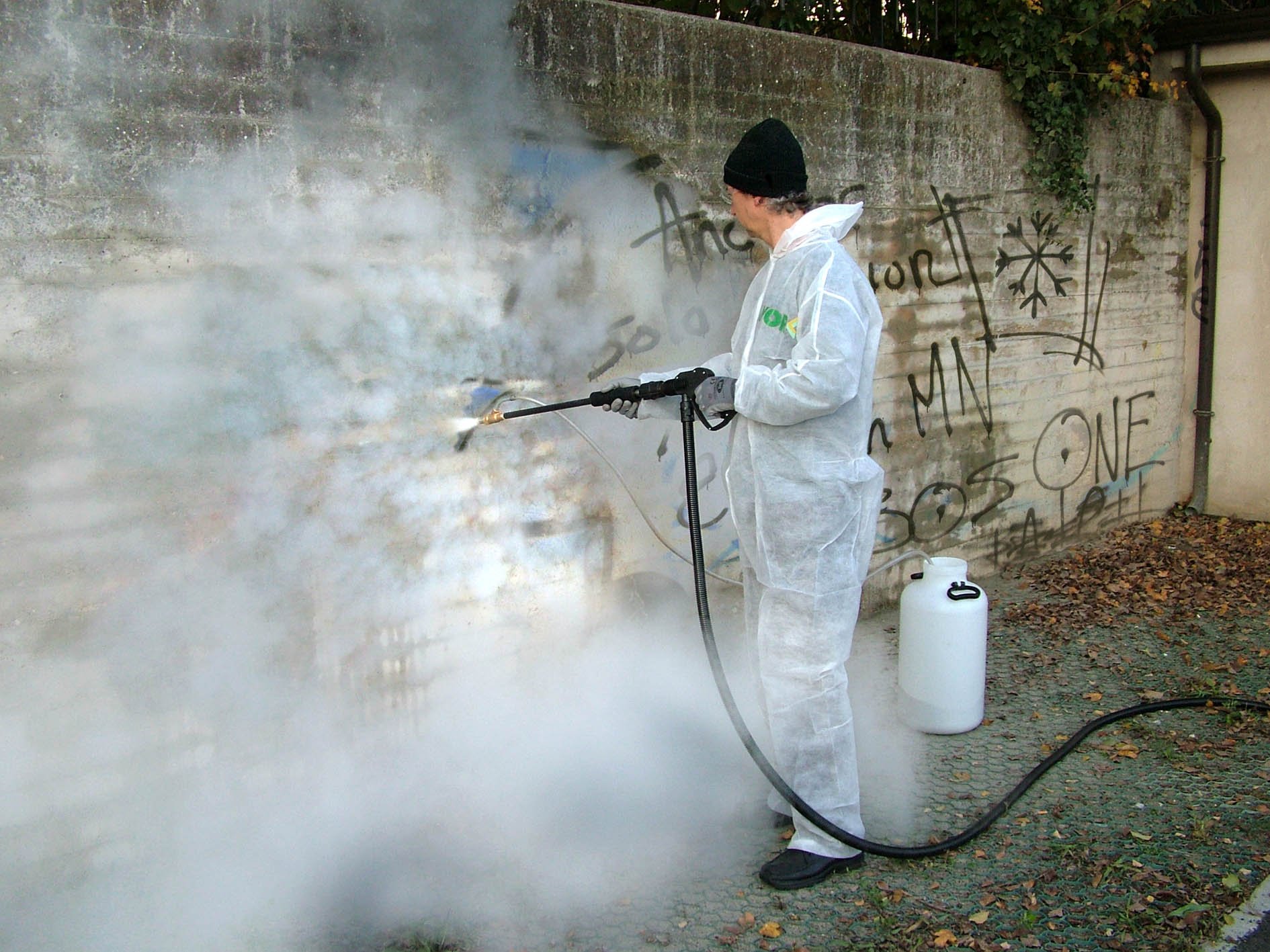 Removing graffiti using a high-pressure cleaner