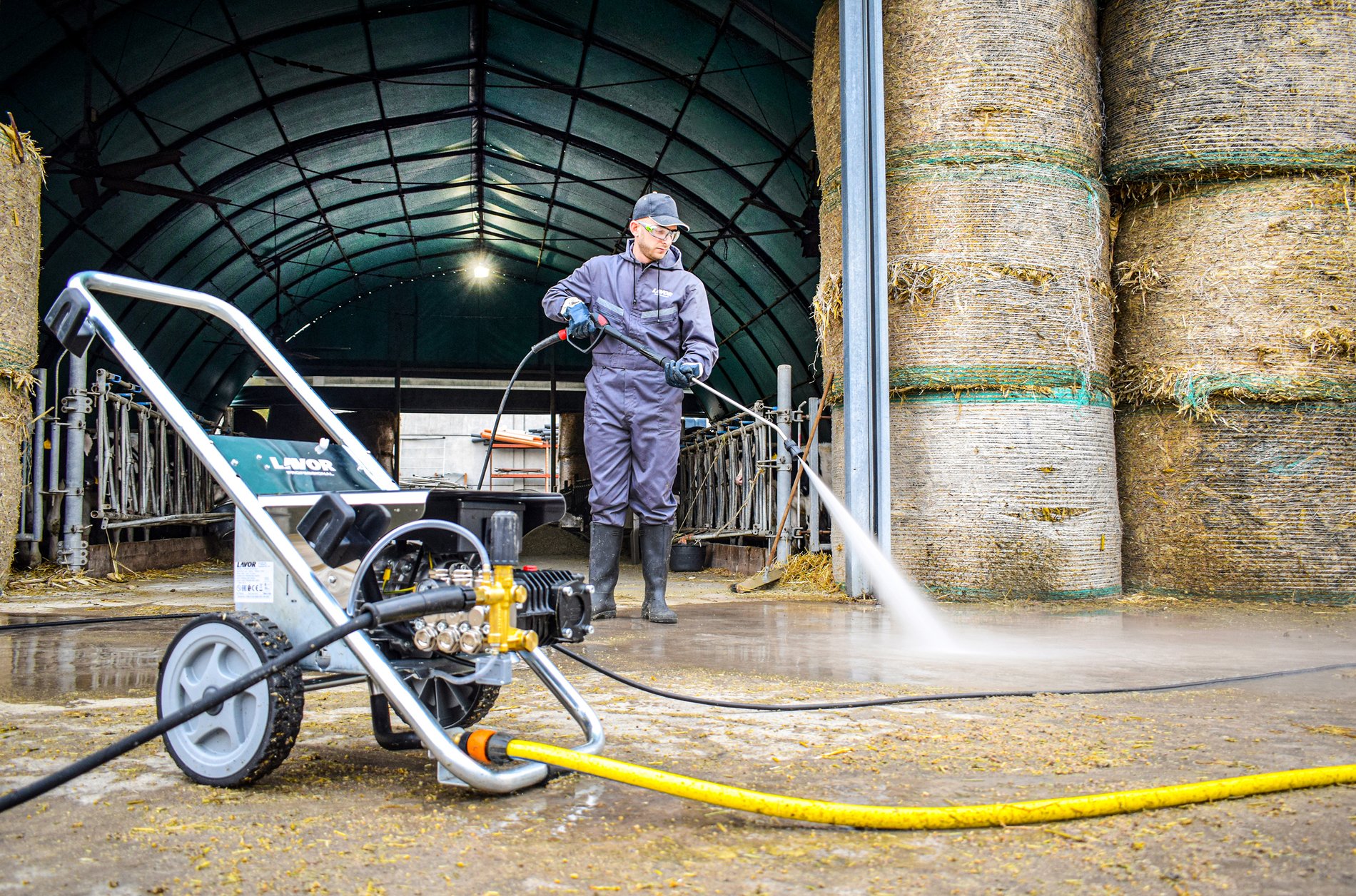 Effective and rapid cleaning on farms using a high-pressure cleaner