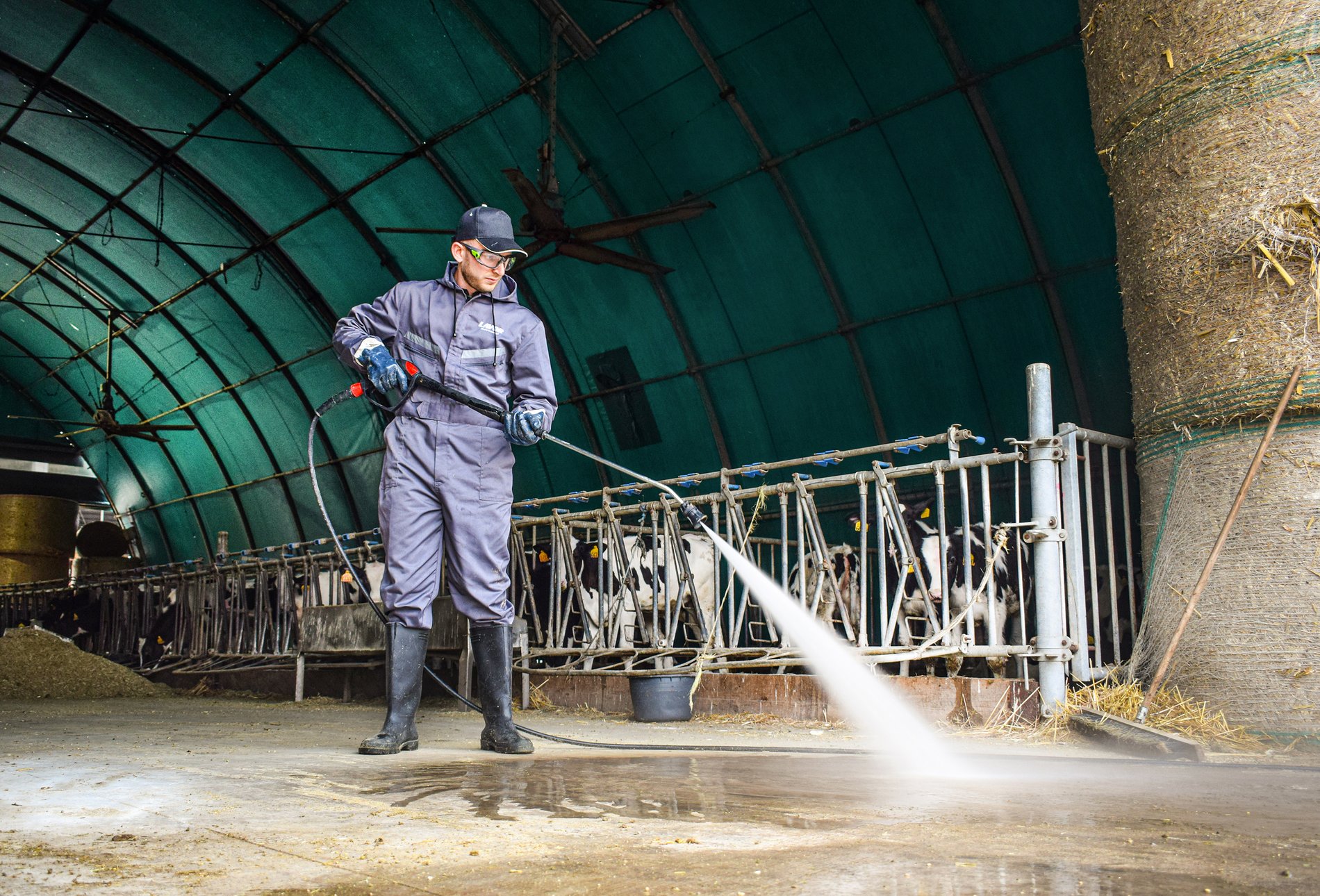 Effective and rapid cleaning on farms using a high-pressure cleaner